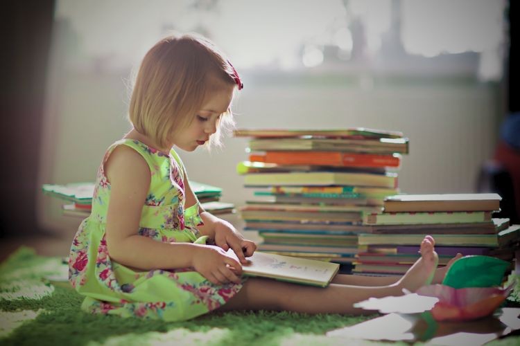 anak yang terbiasa membaca sejak dini lebih cerdas